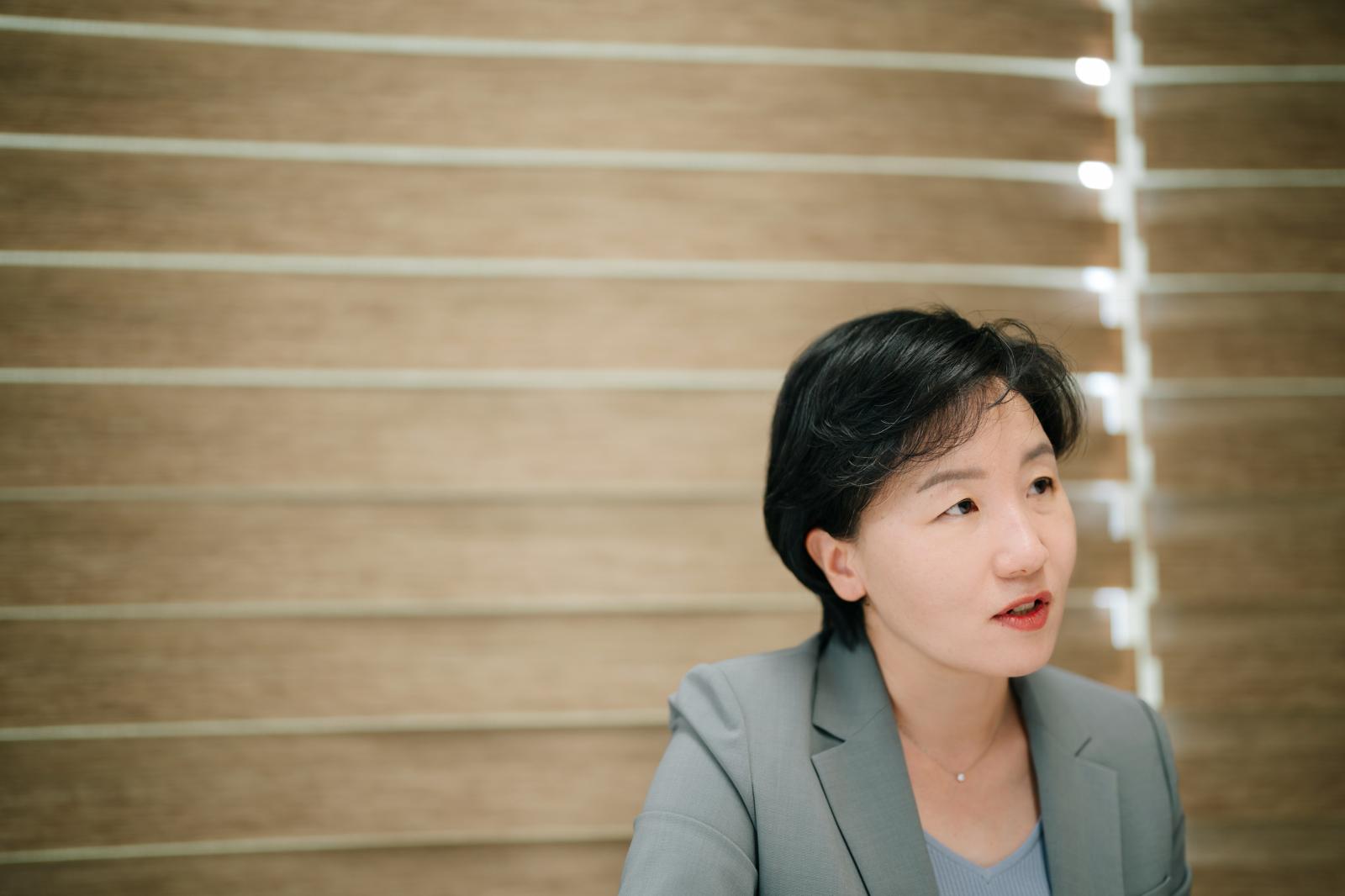 느리고 서툰 시작으로 지은 연대의 나비 효과 | 로웨이브 Lawwave