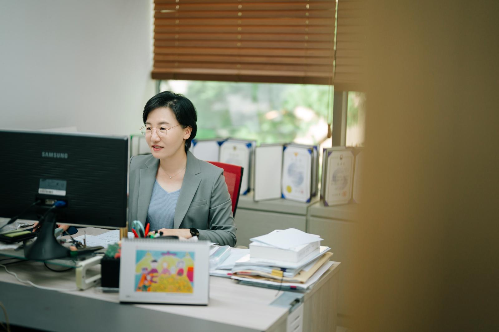 느리고 서툰 시작으로 지은 연대의 나비 효과 | 로웨이브 Lawwave