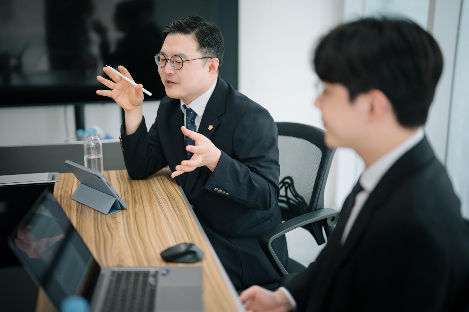 최적의 마케팅 전략을 위한 9가지 질문 : 오광균·양태영 변호사 인터뷰 | 로웨이브 Lawwave