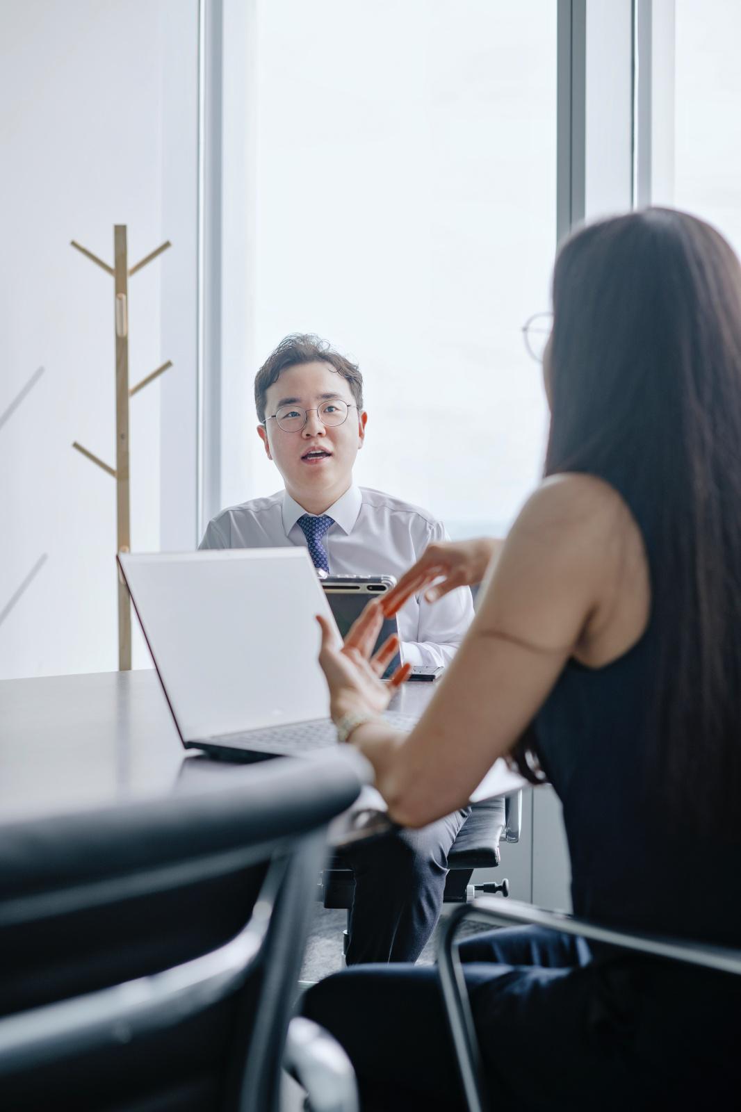 청년 변호사, AI에게 대체되지 않으려면 어떤 역량을 키워야 할까요? | 로웨이브 Lawwave